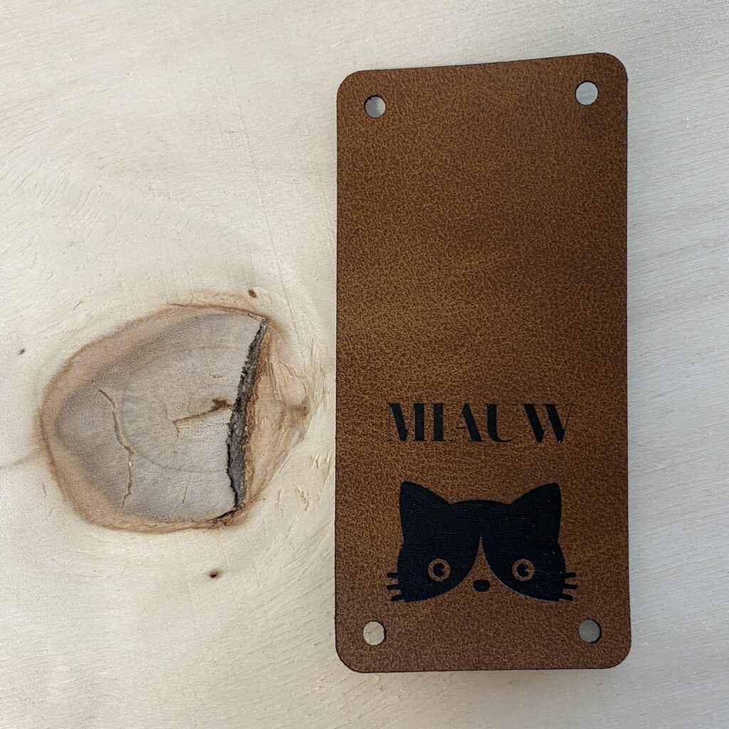 Kunstleer label | Rechthoek 8x4 cm | Miauw - Haak maar aan bij SAS