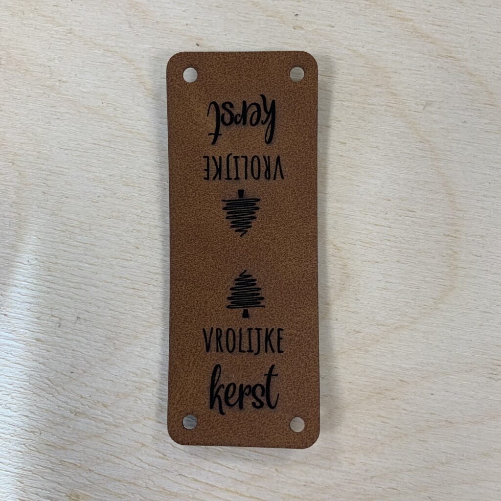 Kunstleer label | 8x3 cm | Vrolijke kerst - Haak maar aan bij SAS